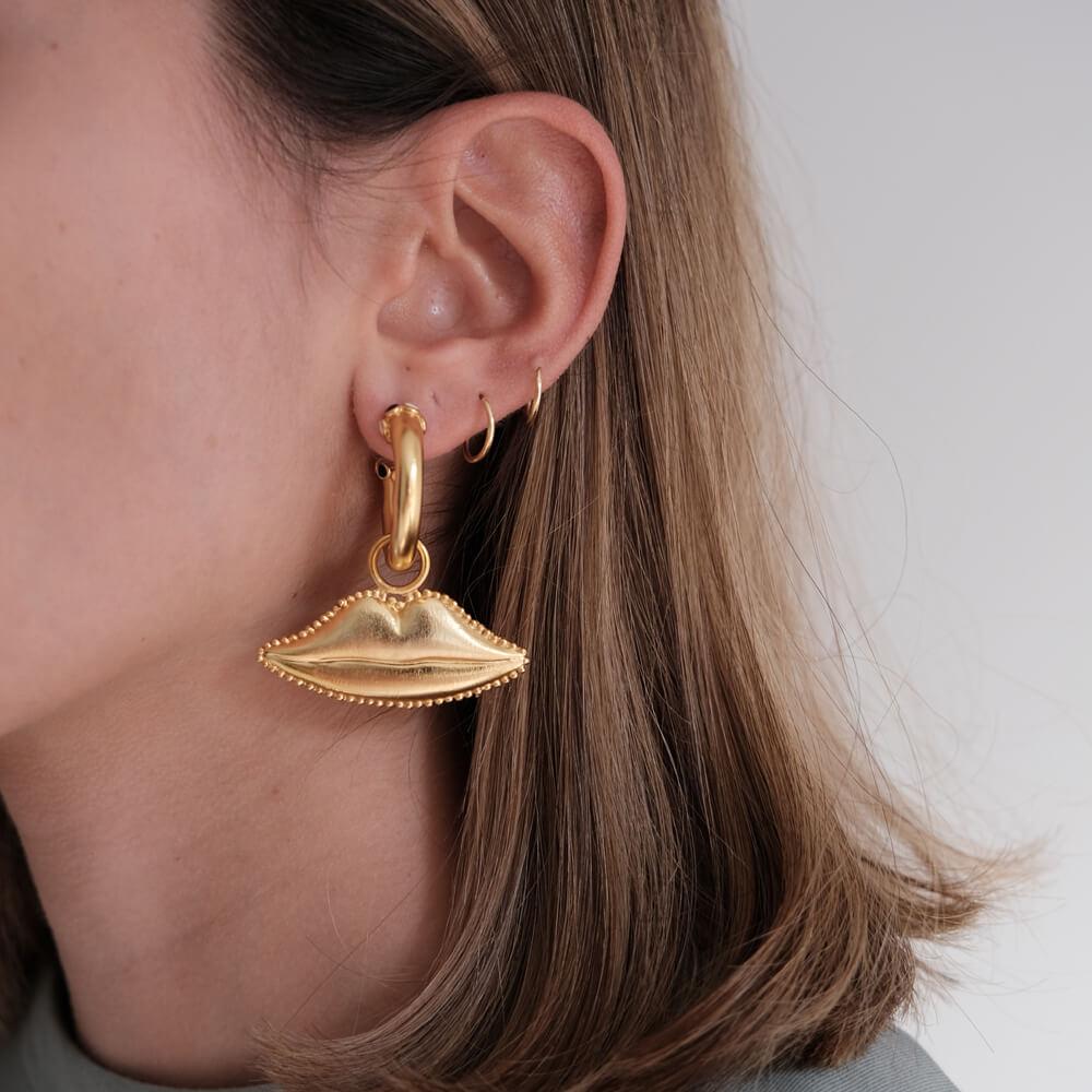 Kiss Me Hoops – Daniela Salcedo